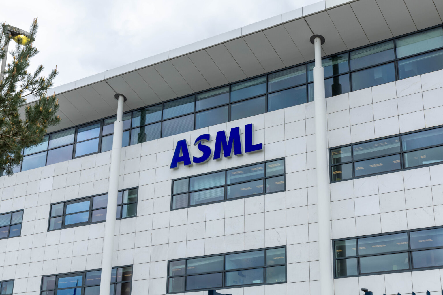 ASML behaalt recordomzet ondanks onzekerheden in de chipmarkt - TW.nl